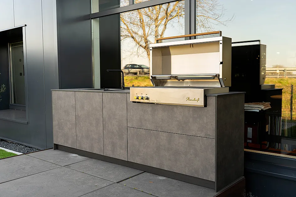 OUT4KITCHEN-Musterküche hochwertige Outdoorküche in der Farbe Concrete ...