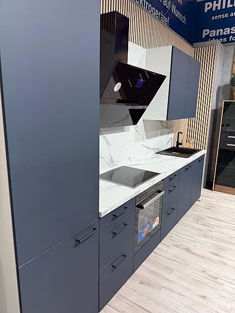 Nobilia-Musterküche Moderne Küche mit Nischenverkleidung ...